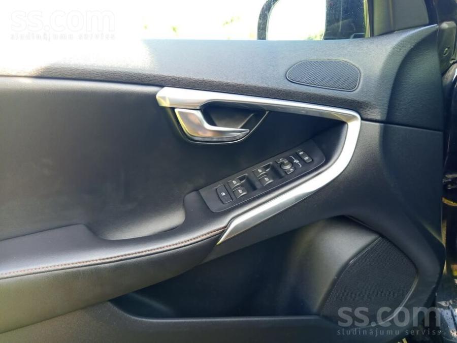 Black Volvo V40 2015 in Balvi, with an engine capacity of 2.00 L and mileage of 317 thousand km for 4500 €, photo 18 on AUTOMOTO.COM.LV