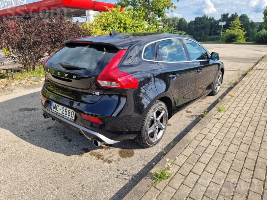 Black Volvo V40 2015 in Ogre, with an engine capacity of 2.00 L and mileage of 0 thousand km for 7350 €, photo 5 on AUTOMOTO.COM.LV