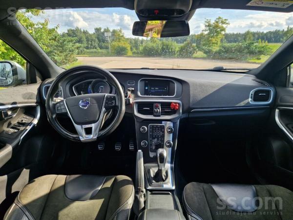 Black Volvo V40 2015 in Ogre, with an engine capacity of 2.00 L and mileage of 0 thousand km for 7350 €, photo 5 on AUTOMOTO.COM.LV