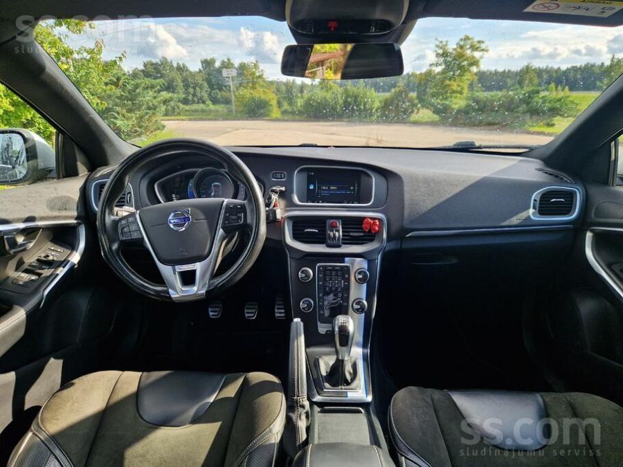 Black Volvo V40 2015 in Ogre, with an engine capacity of 2.00 L and mileage of 0 thousand km for 7350 €, photo 6 on AUTOMOTO.COM.LV