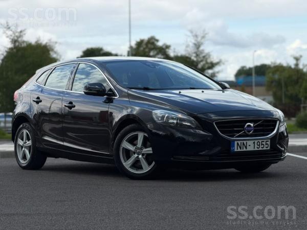 Black Volvo V40 2015 in Jelgava, with an engine capacity of 1.60 L and mileage of 253 thousand km for 5100 €, photo 1 on AUTOMOTO.COM.LV