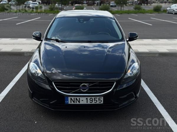 Black Volvo V40 2015 in Jelgava, with an engine capacity of 1.60 L and mileage of 253 thousand km for 5100 €, photo 2 on AUTOMOTO.COM.LV
