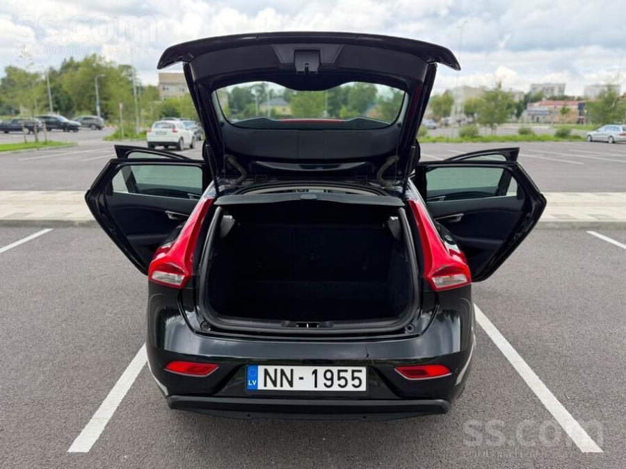 Black Volvo V40 2015 in Jelgava, with an engine capacity of 1.60 L and mileage of 253 thousand km for 5100 €, photo 6 on AUTOMOTO.COM.LV