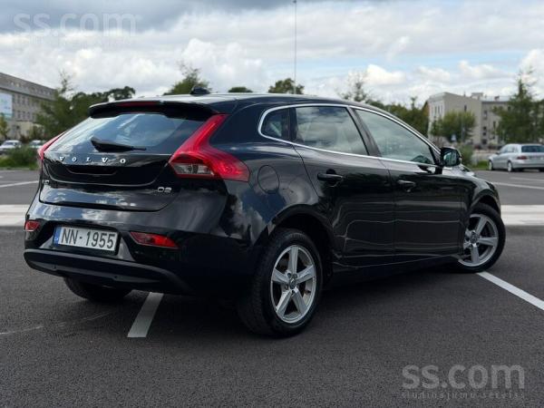 Black Volvo V40 2015 in Jelgava, with an engine capacity of 1.60 L and mileage of 253 thousand km for 5100 €, photo 6 on AUTOMOTO.COM.LV