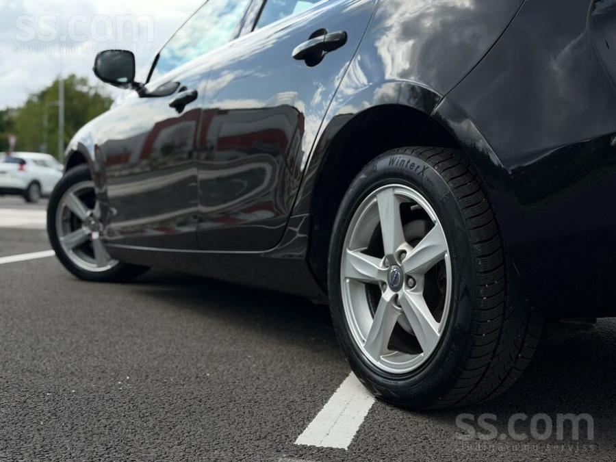 Black Volvo V40 2015 in Jelgava, with an engine capacity of 1.60 L and mileage of 253 thousand km for 5100 €, photo 8 on AUTOMOTO.COM.LV
