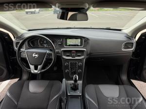 Black Volvo V40 2015 in Jelgava, with an engine capacity of 1.60 L and mileage of 253 thousand km for 5100 €, photo 11 on AUTOMOTO.COM.LV