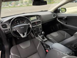 Black Volvo V40 2015 in Jelgava, with an engine capacity of 1.60 L and mileage of 253 thousand km for 5100 €, photo 12 on AUTOMOTO.COM.LV