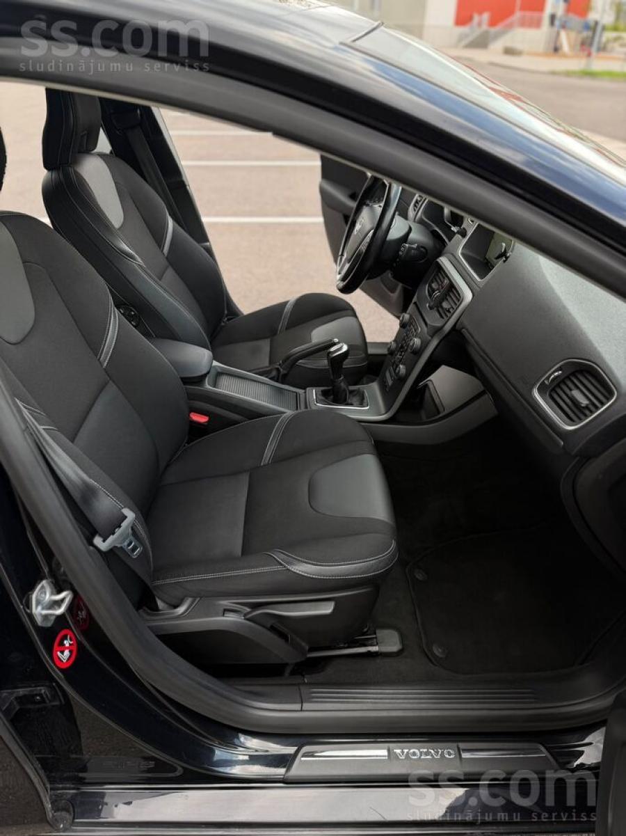 Black Volvo V40 2015 in Jelgava, with an engine capacity of 1.60 L and mileage of 253 thousand km for 5100 €, photo 13 on AUTOMOTO.COM.LV