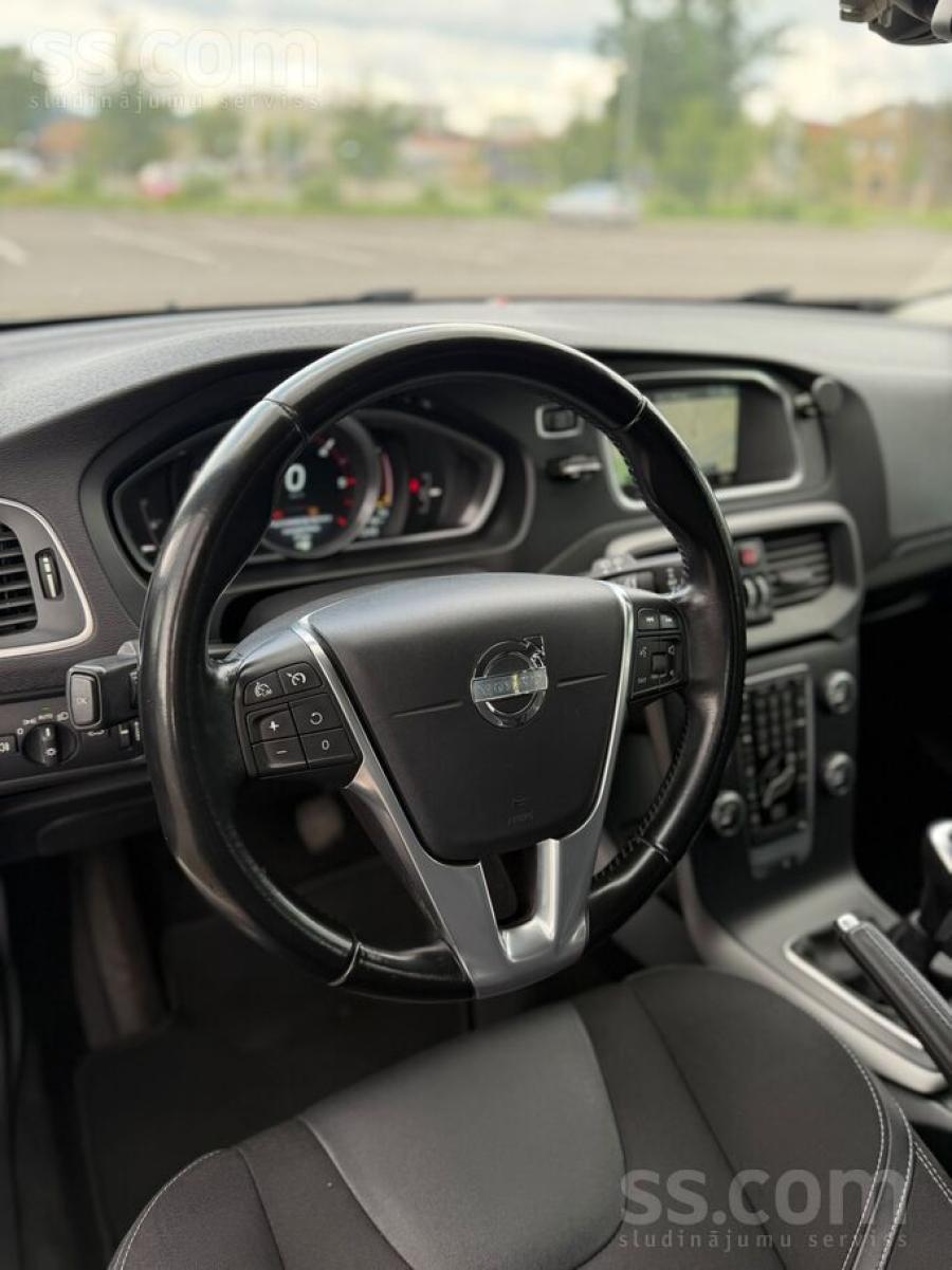 Black Volvo V40 2015 in Jelgava, with an engine capacity of 1.60 L and mileage of 253 thousand km for 5100 €, photo 14 on AUTOMOTO.COM.LV