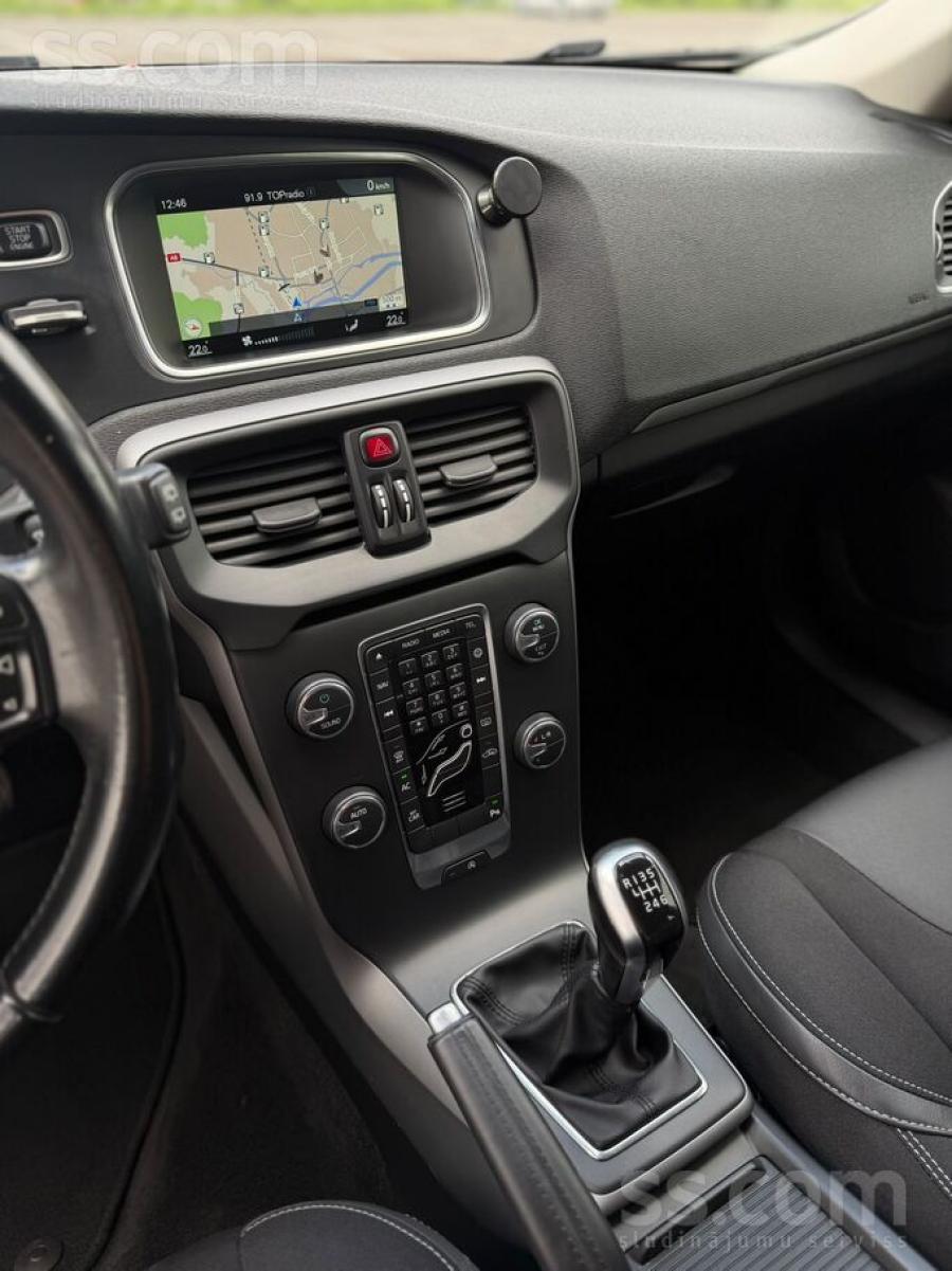 Black Volvo V40 2015 in Jelgava, with an engine capacity of 1.60 L and mileage of 253 thousand km for 5100 €, photo 16 on AUTOMOTO.COM.LV