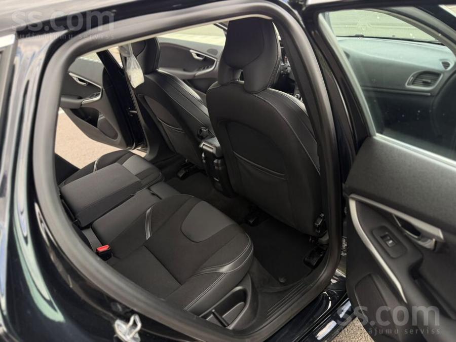 Black Volvo V40 2015 in Jelgava, with an engine capacity of 1.60 L and mileage of 253 thousand km for 5100 €, photo 17 on AUTOMOTO.COM.LV