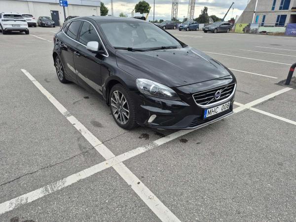 Черный Вольво В40 2015 в Вильнюс, объемом двигателя 2.00 л и пробегом 300 тыс. км за 6300 €, фото 2 на AUTOMOTO.COM.LV