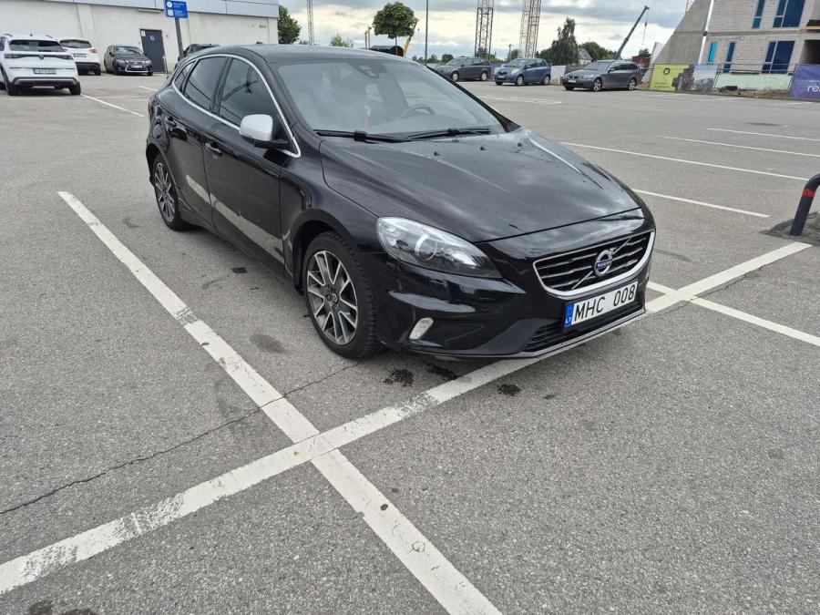 Black Volvo V40 2015 in Vilnius, with an engine capacity of 2.00 L and mileage of 300 thousand km for 6300 €, photo 3 on AUTOMOTO.COM.LV