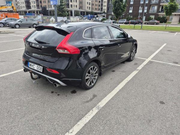Черный Вольво В40 2015 в Вильнюс, объемом двигателя 2.00 л и пробегом 300 тыс. км за 6300 €, фото 3 на AUTOMOTO.COM.LV