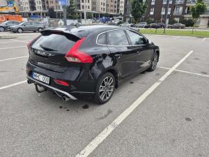 Black Volvo V40 2015 in Vilnius, with an engine capacity of 2.00 L and mileage of 300 thousand km for 6300 €, photo 4 on AUTOMOTO.COM.LV