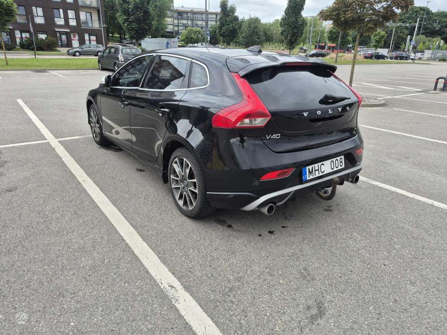 Black Volvo V40 2015 in Vilnius, with an engine capacity of 2.00 L and mileage of 300 thousand km for 6300 €, photo 5 on AUTOMOTO.COM.LV