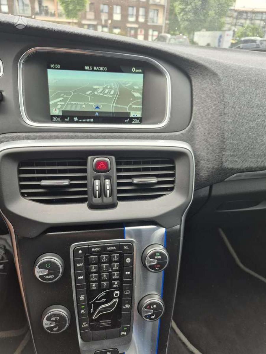 Black Volvo V40 2015 in Vilnius, with an engine capacity of 2.00 L and mileage of 300 thousand km for 6300 €, photo 7 on AUTOMOTO.COM.LV