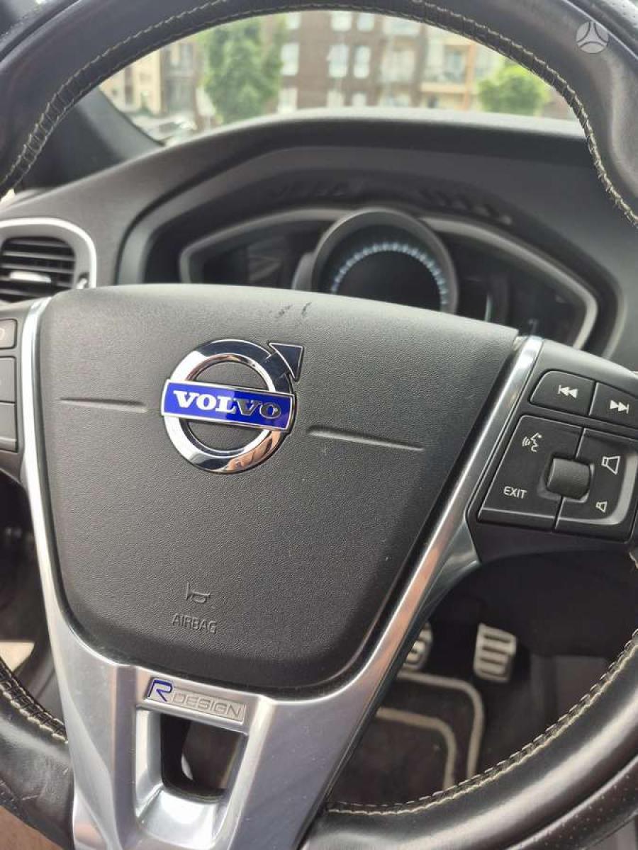 Black Volvo V40 2015 in Vilnius, with an engine capacity of 2.00 L and mileage of 300 thousand km for 6300 €, photo 10 on AUTOMOTO.COM.LV