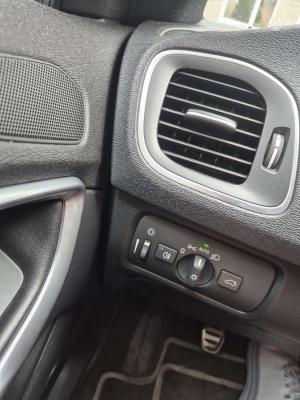 Black Volvo V40 2015 in Vilnius, with an engine capacity of 2.00 L and mileage of 300 thousand km for 6300 €, photo 11 on AUTOMOTO.COM.LV