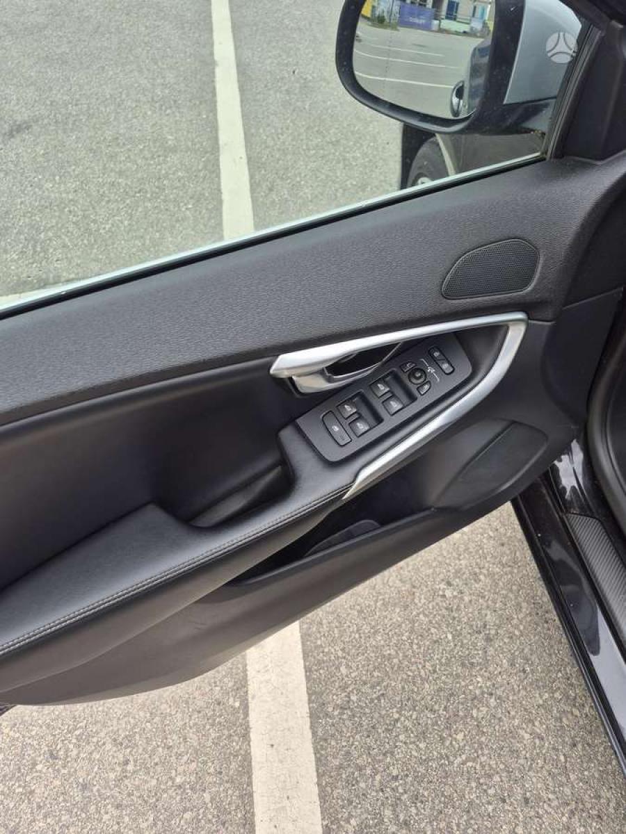 Black Volvo V40 2015 in Vilnius, with an engine capacity of 2.00 L and mileage of 300 thousand km for 6300 €, photo 12 on AUTOMOTO.COM.LV