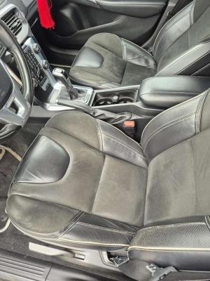 Black Volvo V40 2015 in Vilnius, with an engine capacity of 2.00 L and mileage of 300 thousand km for 6300 €, photo 13 on AUTOMOTO.COM.LV