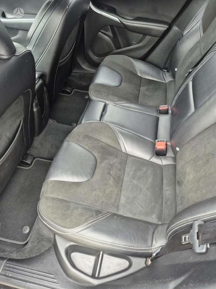 Black Volvo V40 2015 in Vilnius, with an engine capacity of 2.00 L and mileage of 300 thousand km for 6300 €, photo 14 on AUTOMOTO.COM.LV
