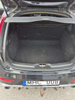 Black Volvo V40 2015 in Vilnius, with an engine capacity of 2.00 L and mileage of 300 thousand km for 6300 €, photo 15 on AUTOMOTO.COM.LV