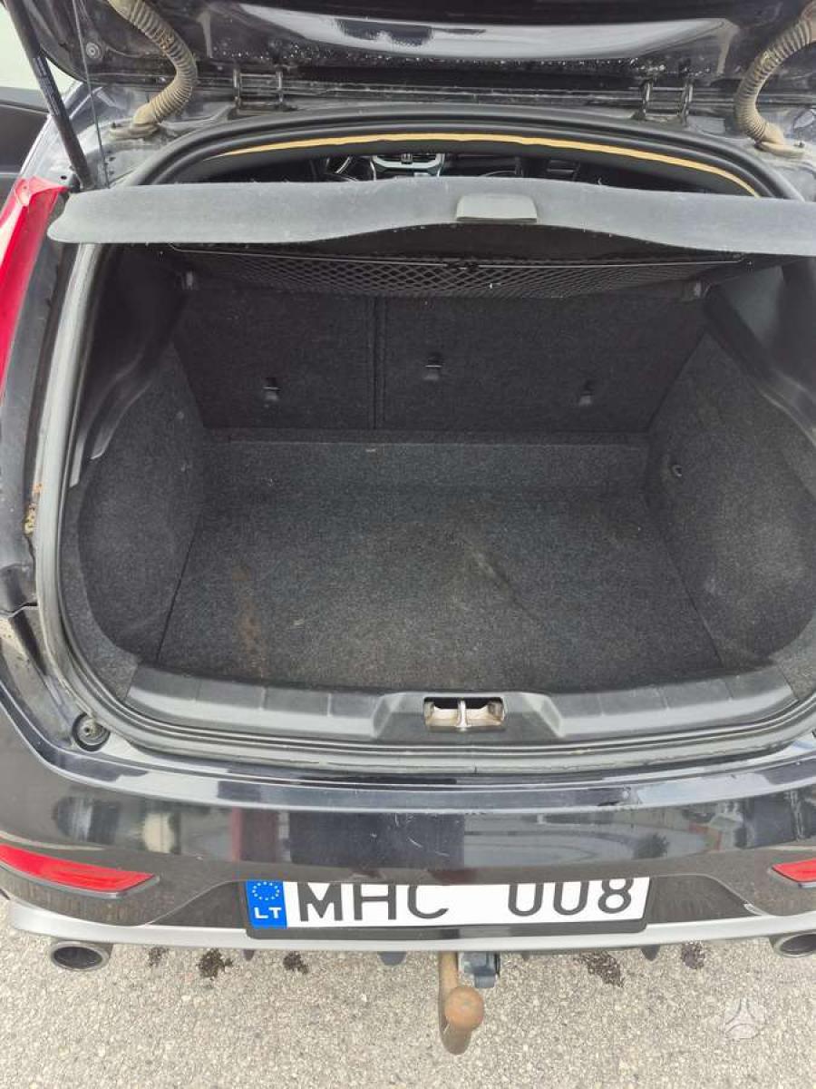 Black Volvo V40 2015 in Vilnius, with an engine capacity of 2.00 L and mileage of 300 thousand km for 6300 €, photo 15 on AUTOMOTO.COM.LV