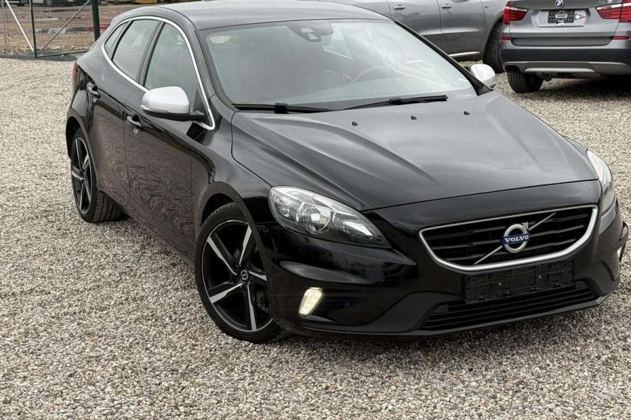Black Volvo V40 2015 in Kaunas, with an engine capacity of 1.97 L and mileage of 287 thousand km for 5700 €, photo 1 on AUTOMOTO.COM.LV