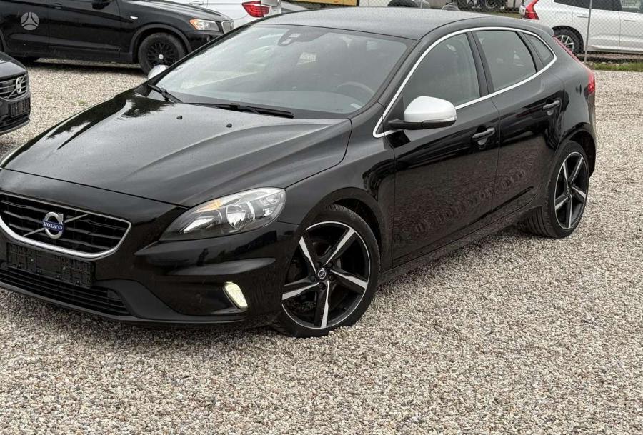 Black Volvo V40 2015 in Kaunas, with an engine capacity of 1.97 L and mileage of 287 thousand km for 5700 €, photo 3 on AUTOMOTO.COM.LV