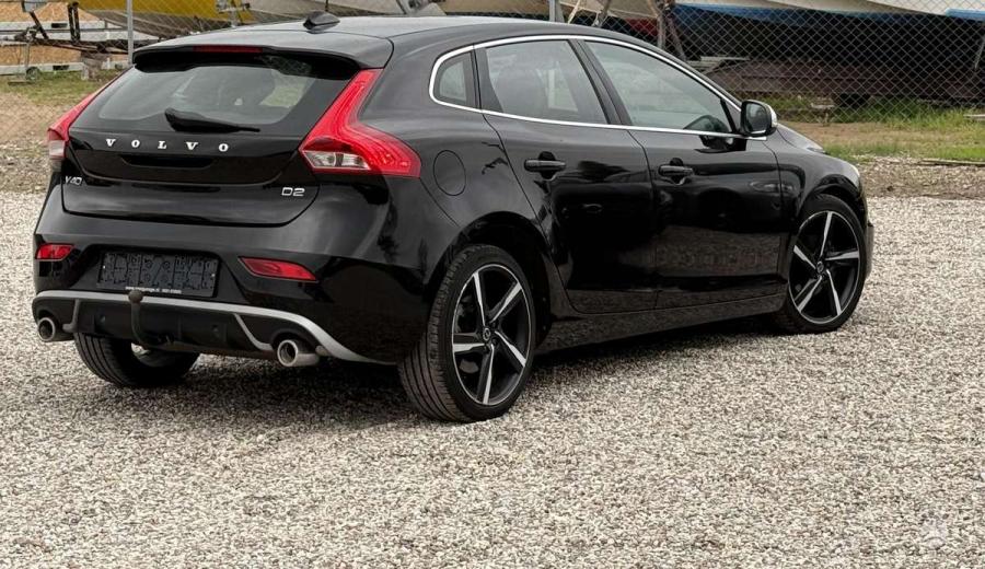 Black Volvo V40 2015 in Kaunas, with an engine capacity of 1.97 L and mileage of 287 thousand km for 5700 €, photo 4 on AUTOMOTO.COM.LV