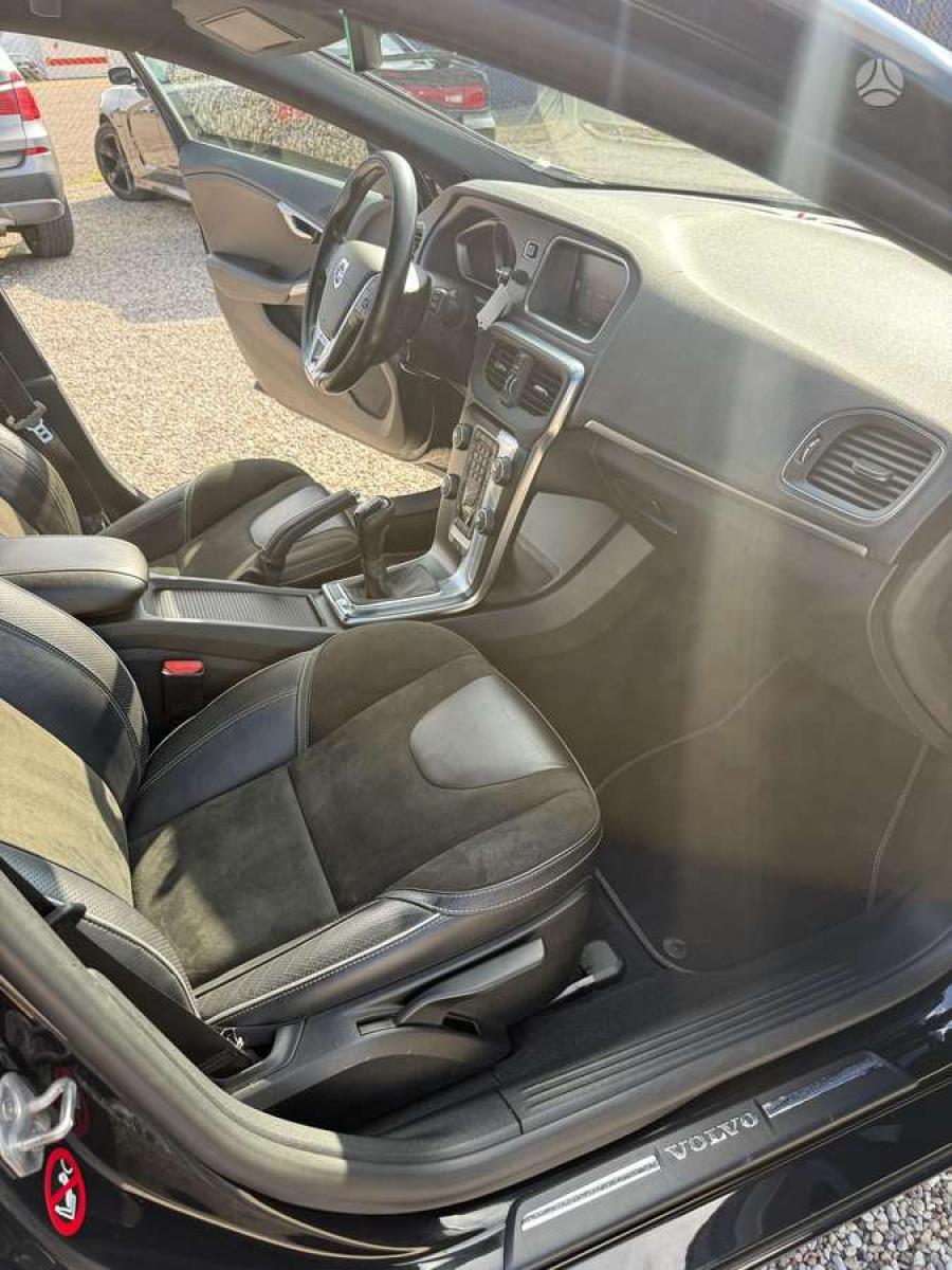 Black Volvo V40 2015 in Kaunas, with an engine capacity of 1.97 L and mileage of 287 thousand km for 5700 €, photo 7 on AUTOMOTO.COM.LV
