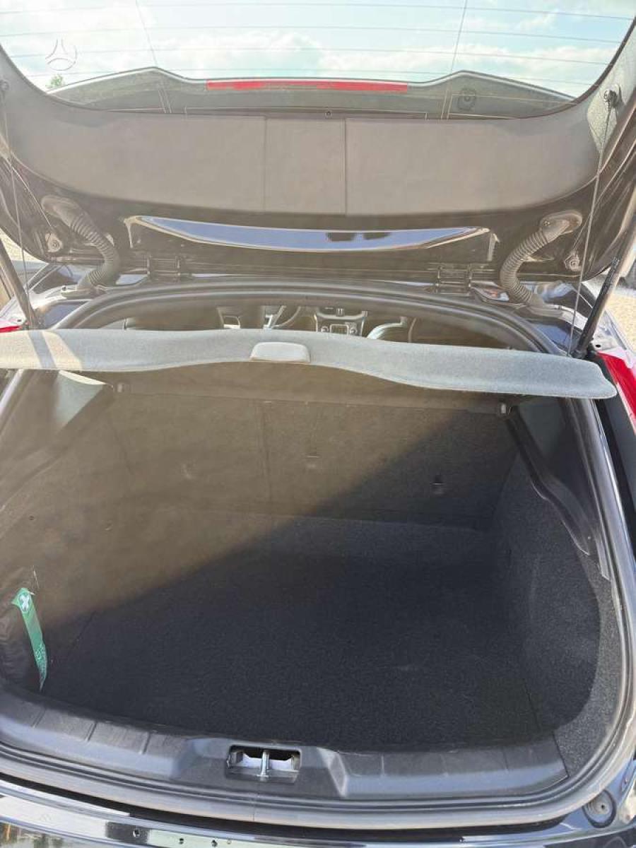 Black Volvo V40 2015 in Kaunas, with an engine capacity of 1.97 L and mileage of 287 thousand km for 5700 €, photo 11 on AUTOMOTO.COM.LV