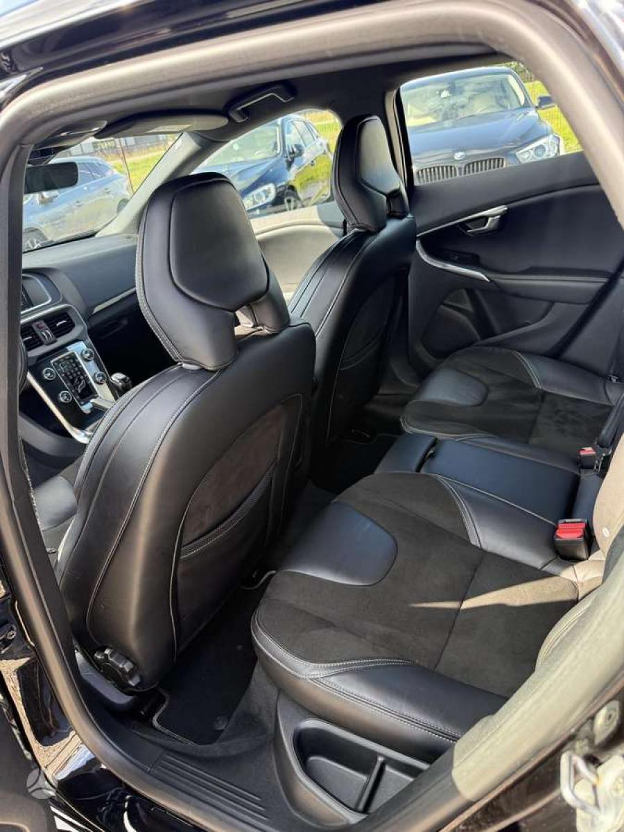 Black Volvo V40 2015 in Kaunas, with an engine capacity of 1.97 L and mileage of 287 thousand km for 5700 €, photo 12 on AUTOMOTO.COM.LV