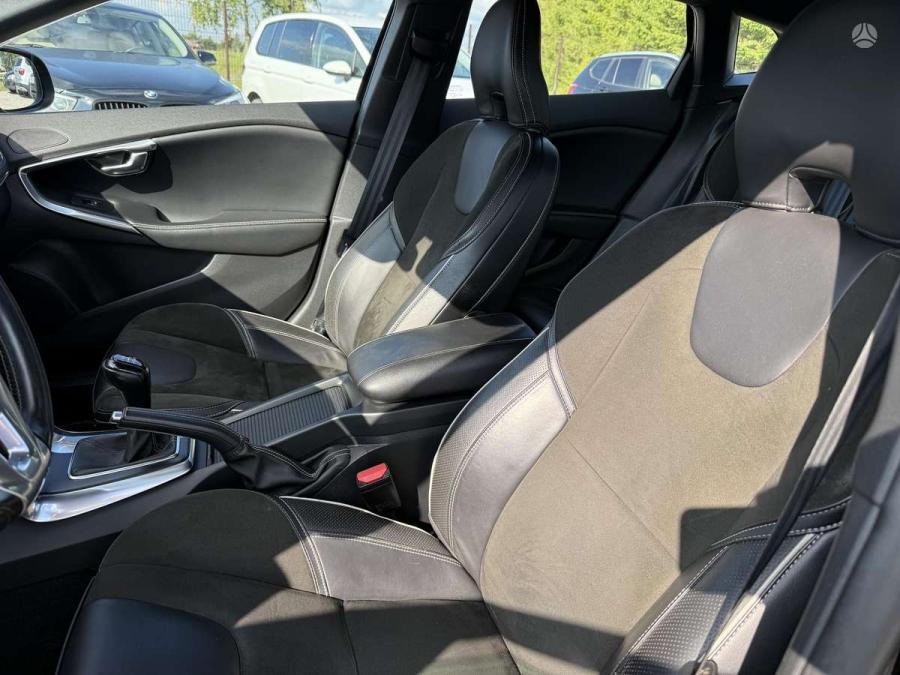 Black Volvo V40 2015 in Kaunas, with an engine capacity of 1.97 L and mileage of 287 thousand km for 5700 €, photo 13 on AUTOMOTO.COM.LV