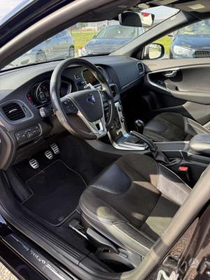 Black Volvo V40 2015 in Kaunas, with an engine capacity of 1.97 L and mileage of 287 thousand km for 5700 €, photo 14 on AUTOMOTO.COM.LV