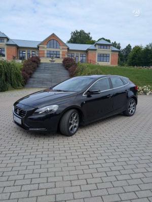 Black Volvo V40 2015 in Vilnius, with an engine capacity of 1.56 L and mileage of 201 thousand km for 7350 €, photo  on AUTOMOTO.COM.LV