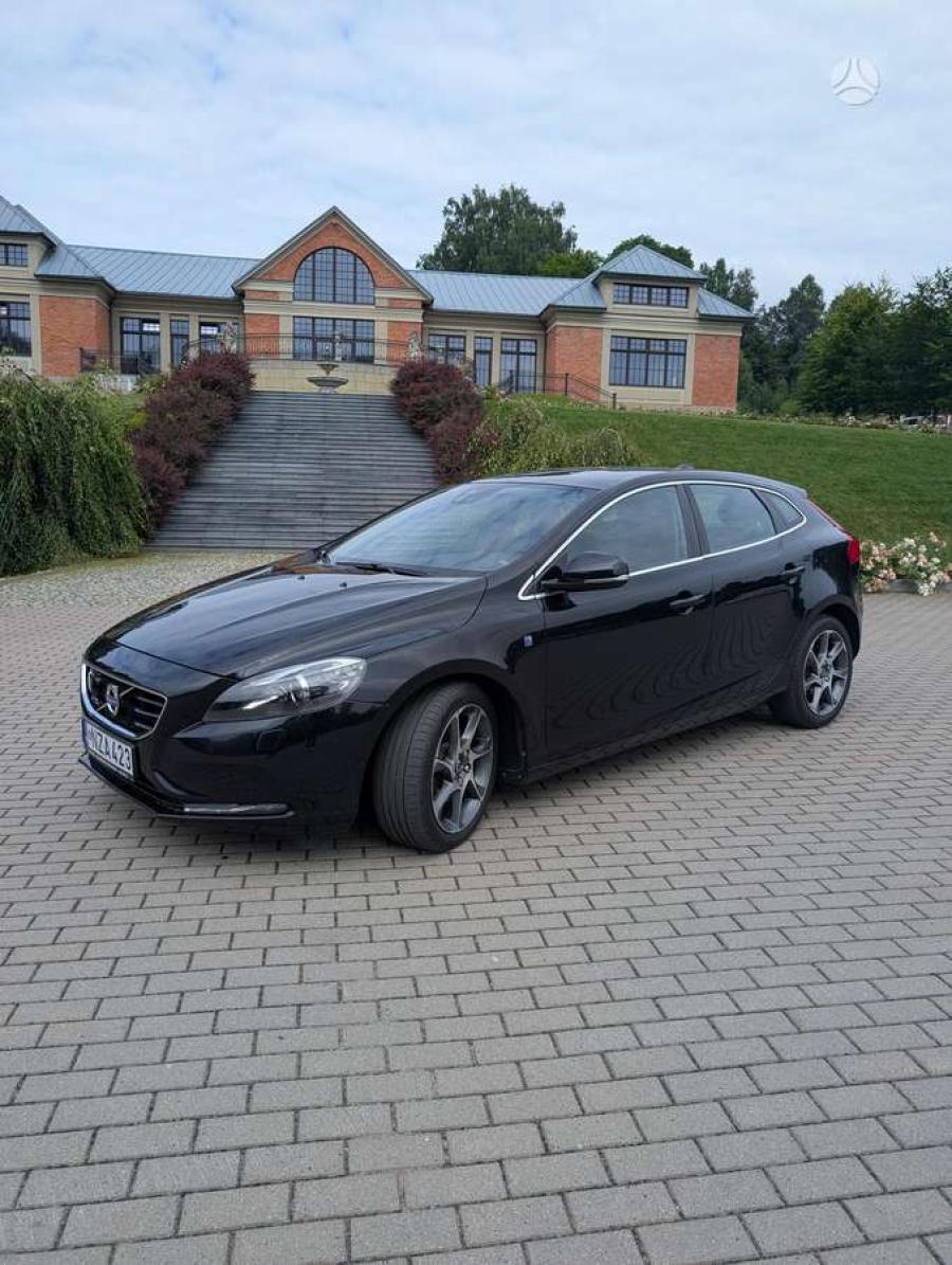Melns Volvo V40 2015 Viļņa, ar dzinēja tilpumu 1.56 L un nobraukumu 201 tūkst. km par 7350 €, foto 1 vietnē AUTOMOTO.COM.LV