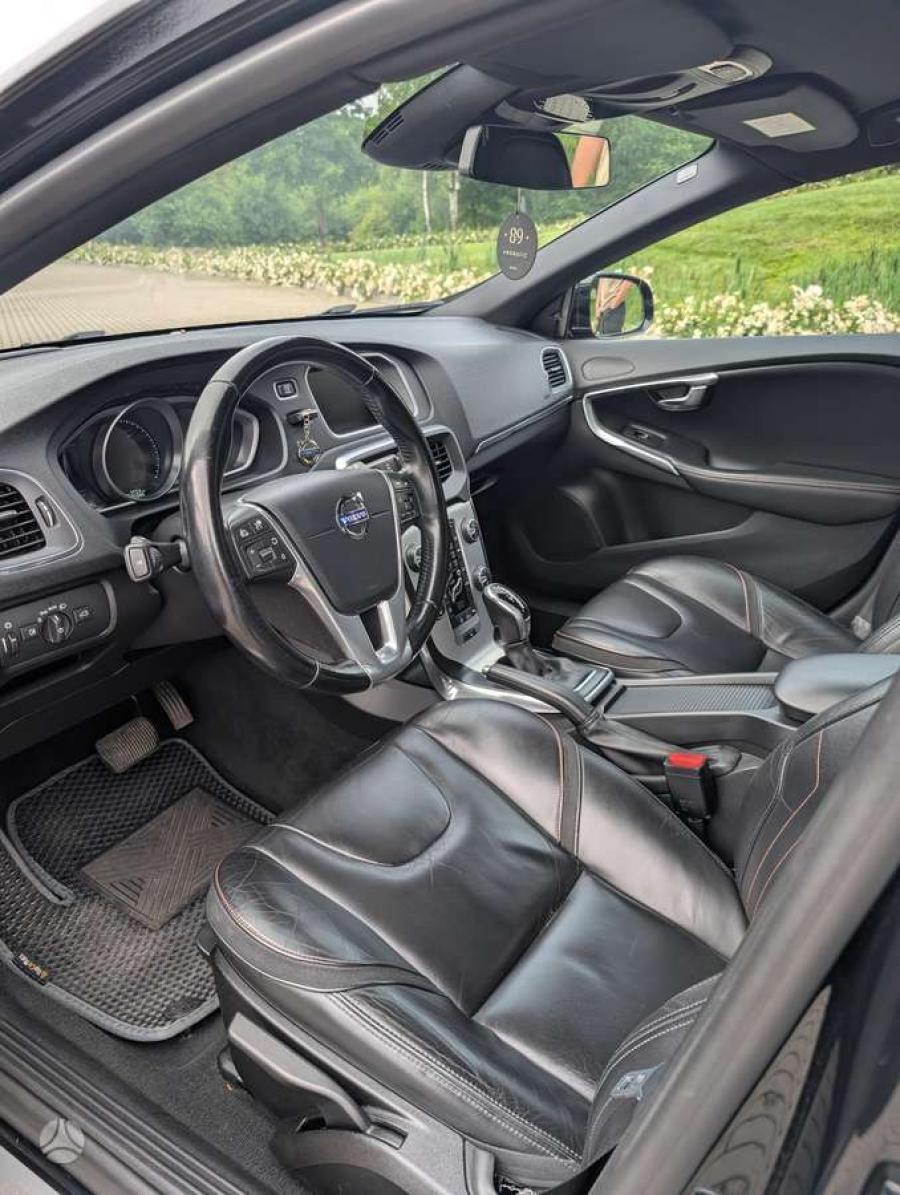 Melns Volvo V40 2015 Viļņa, ar dzinēja tilpumu 1.56 L un nobraukumu 201 tūkst. km par 7350 €, foto 10 vietnē AUTOMOTO.COM.LV