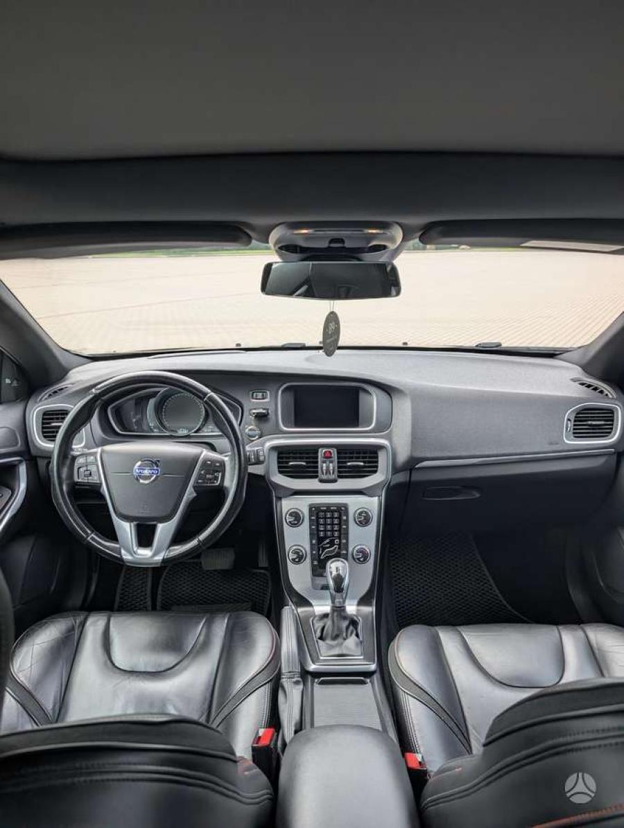 Melns Volvo V40 2015 Viļņa, ar dzinēja tilpumu 1.56 L un nobraukumu 201 tūkst. km par 7350 €, foto 11 vietnē AUTOMOTO.COM.LV