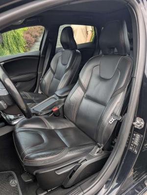 Melns Volvo V40 2015 Viļņa, ar dzinēja tilpumu 1.56 L un nobraukumu 201 tūkst. km par 7350 €, foto 13 vietnē AUTOMOTO.COM.LV