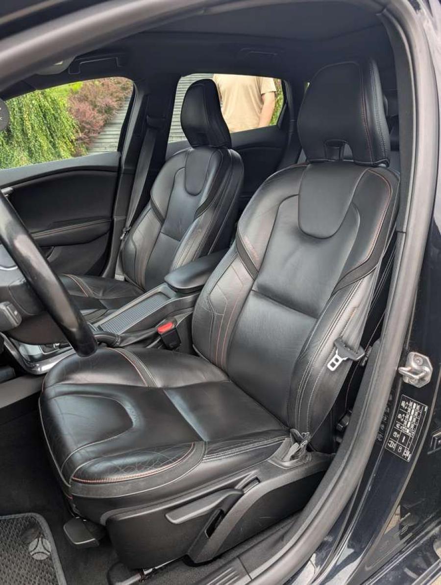 Melns Volvo V40 2015 Viļņa, ar dzinēja tilpumu 1.56 L un nobraukumu 201 tūkst. km par 7350 €, foto 13 vietnē AUTOMOTO.COM.LV