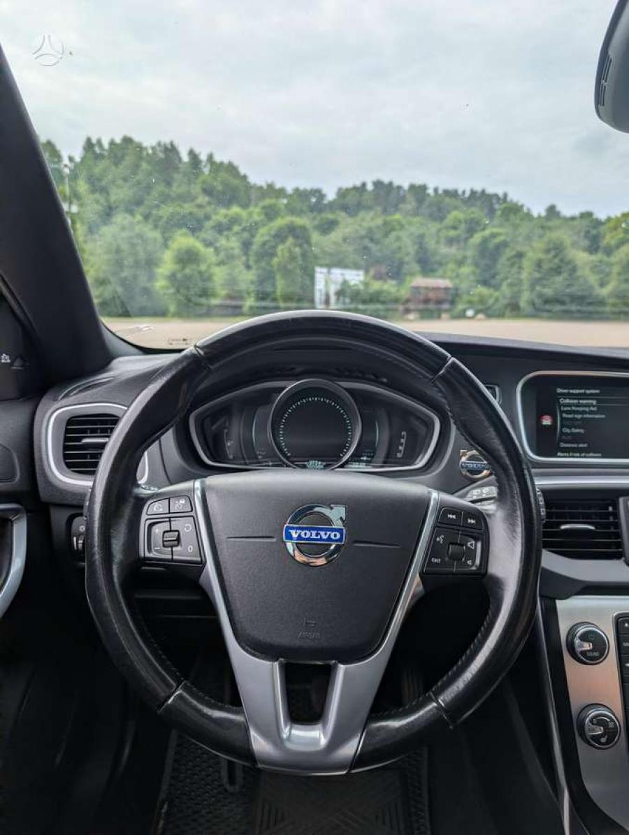Melns Volvo V40 2015 Viļņa, ar dzinēja tilpumu 1.56 L un nobraukumu 201 tūkst. km par 7350 €, foto 15 vietnē AUTOMOTO.COM.LV