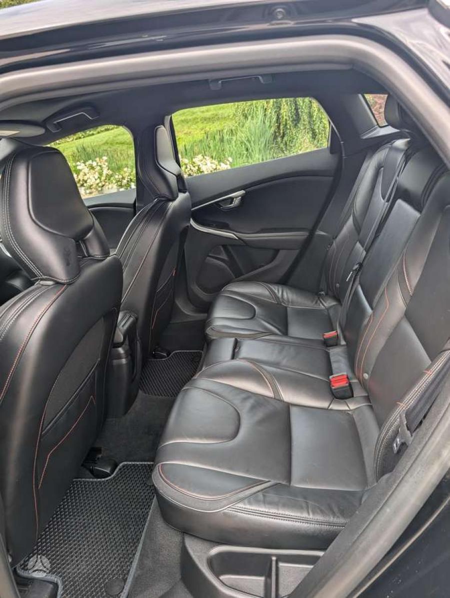 Melns Volvo V40 2015 Viļņa, ar dzinēja tilpumu 1.56 L un nobraukumu 201 tūkst. km par 7350 €, foto 17 vietnē AUTOMOTO.COM.LV
