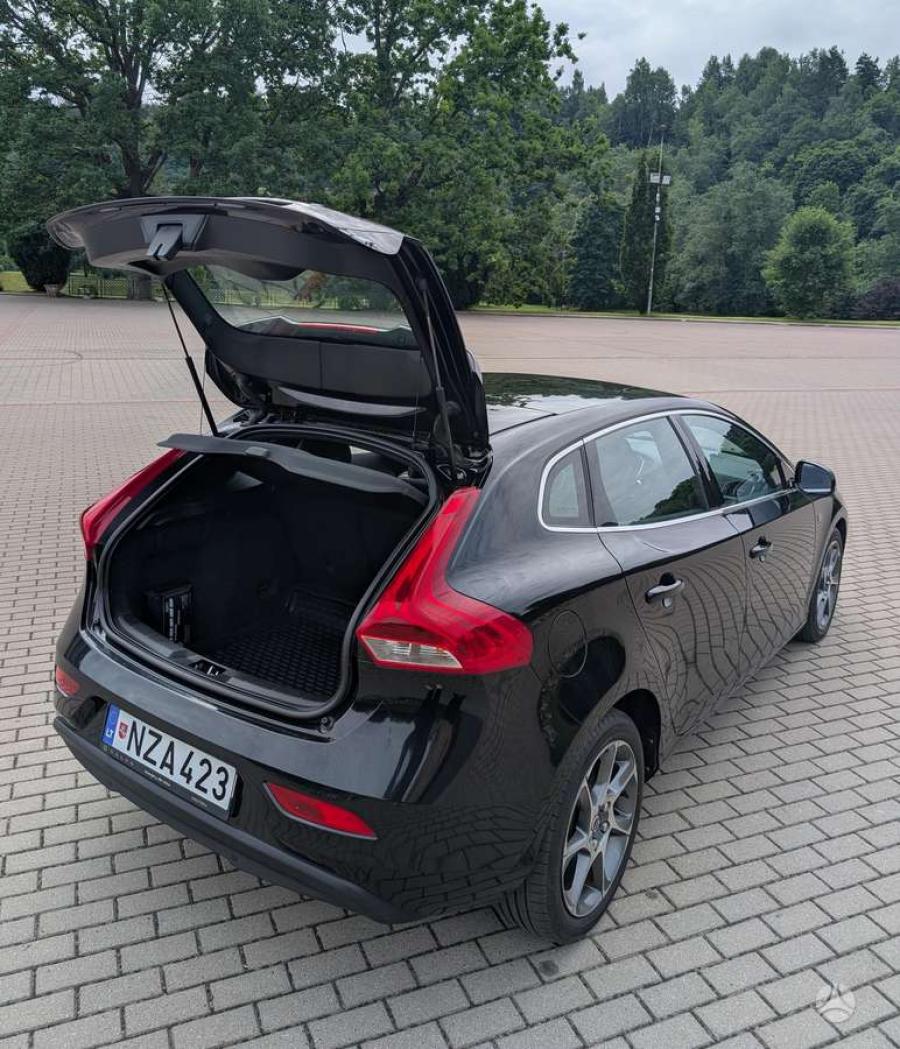 Melns Volvo V40 2015 Viļņa, ar dzinēja tilpumu 1.56 L un nobraukumu 201 tūkst. km par 7350 €, foto 18 vietnē AUTOMOTO.COM.LV