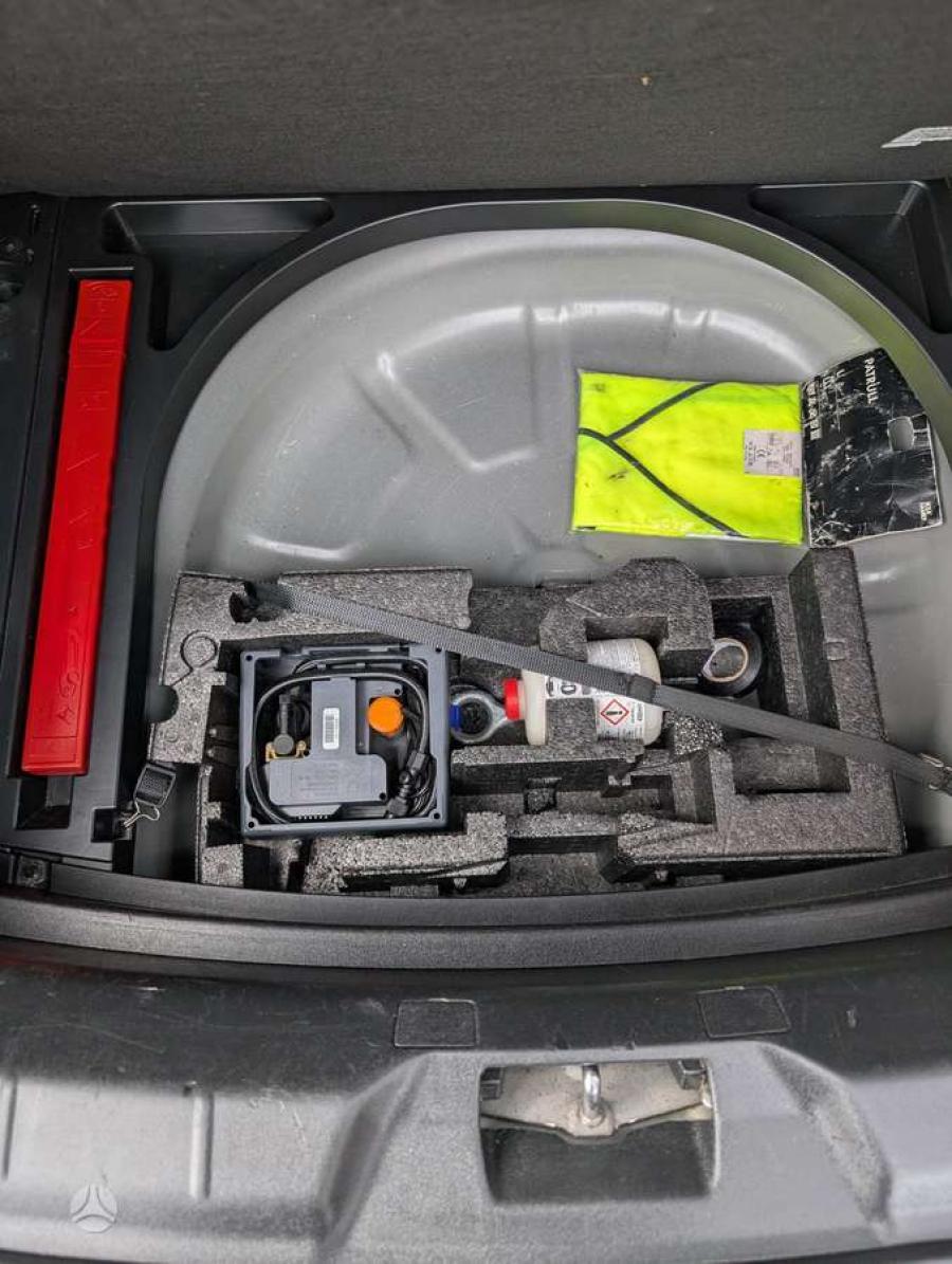 Melns Volvo V40 2015 Viļņa, ar dzinēja tilpumu 1.56 L un nobraukumu 201 tūkst. km par 7350 €, foto 19 vietnē AUTOMOTO.COM.LV
