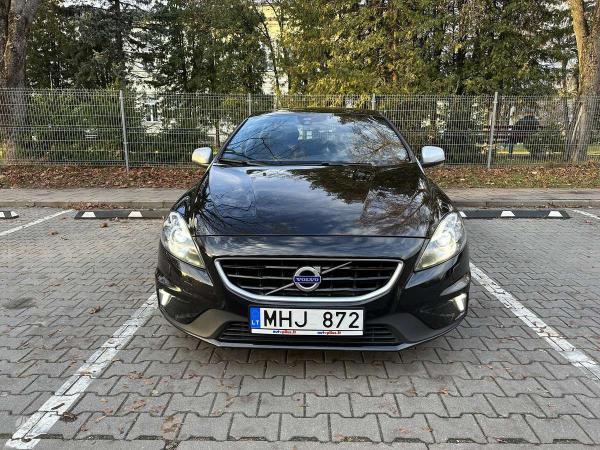 Черный Вольво В40 2015 в Вильнюс, объемом двигателя 1.97 л и пробегом 280 тыс. км за 3400 €, фото 1 на AUTOMOTO.COM.LV