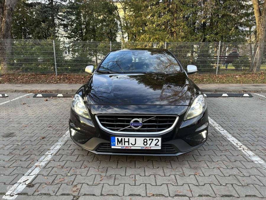 Black Volvo V40 2015 in Vilnius, with an engine capacity of 1.97 L and mileage of 280 thousand km for 3400 €, photo 1 on AUTOMOTO.COM.LV