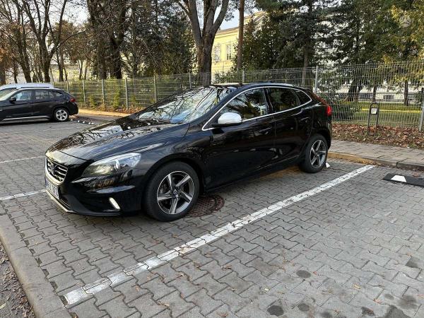 Черный Вольво В40 2015 в Вильнюс, объемом двигателя 1.97 л и пробегом 280 тыс. км за 3400 €, фото 2 на AUTOMOTO.COM.LV