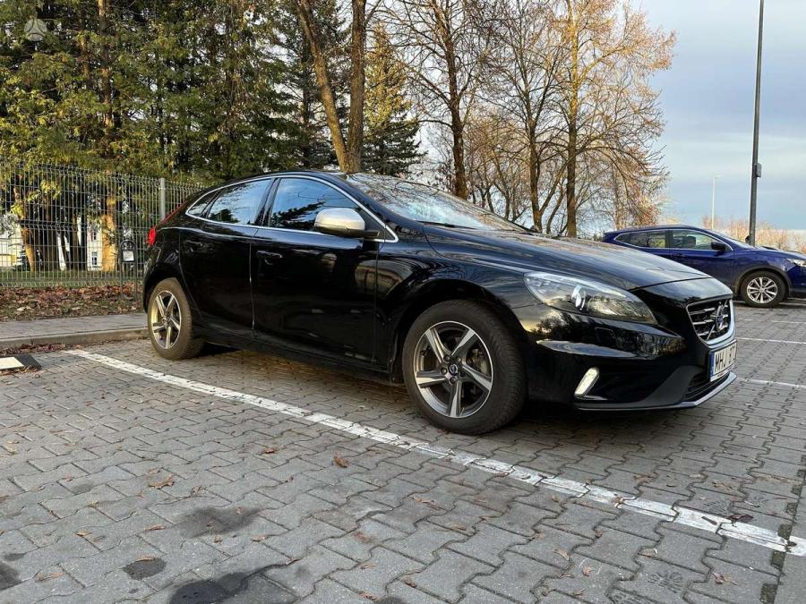 Black Volvo V40 2015 in Vilnius, with an engine capacity of 1.97 L and mileage of 280 thousand km for 3400 €, photo 4 on AUTOMOTO.COM.LV